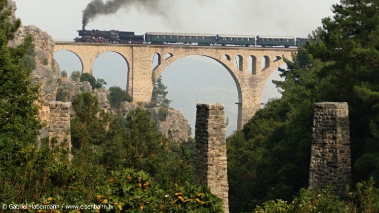 Mit Volldampf über die James Bond Skyfall Brücke - eisenbahn.tv
